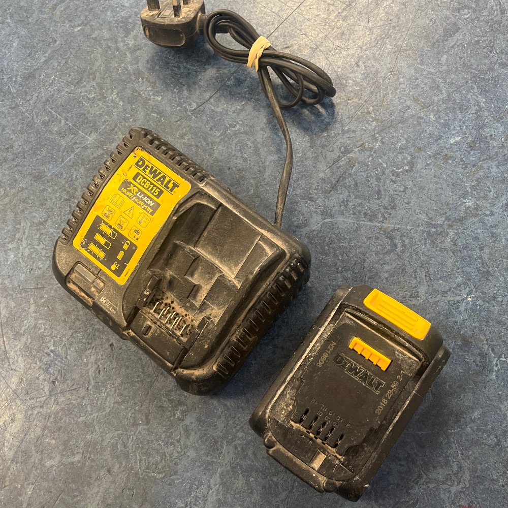 Pre-owned Dewalt DeWalt 4ah battery and dcb115 charger - Own4Less